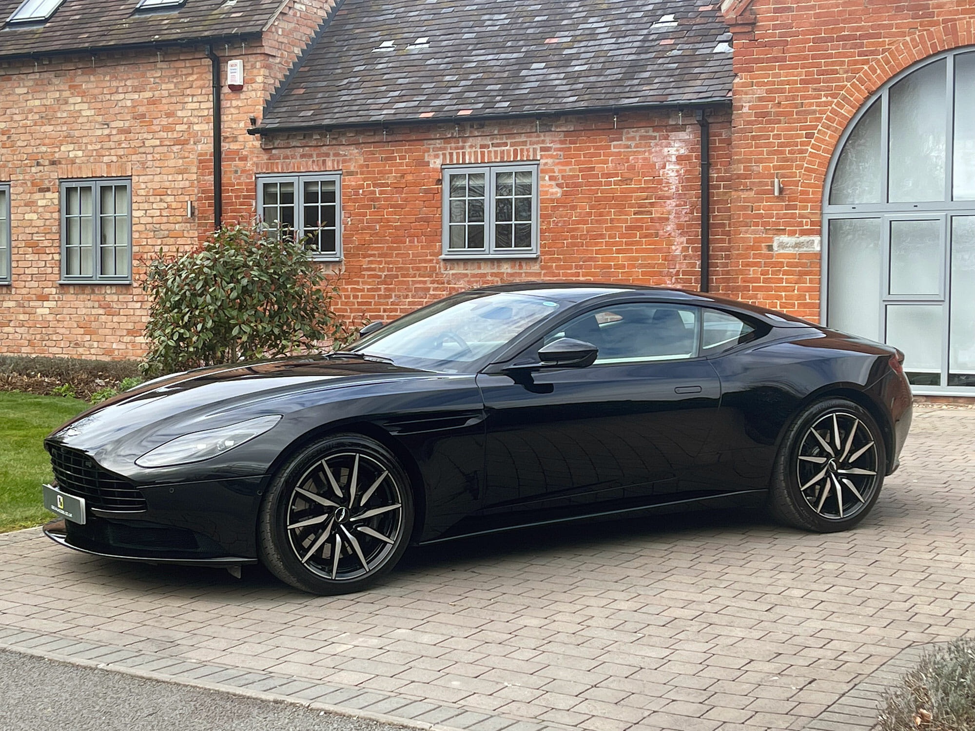 Aston Martin DB11 Coupe 2021 (21) - Oscar Jacobs