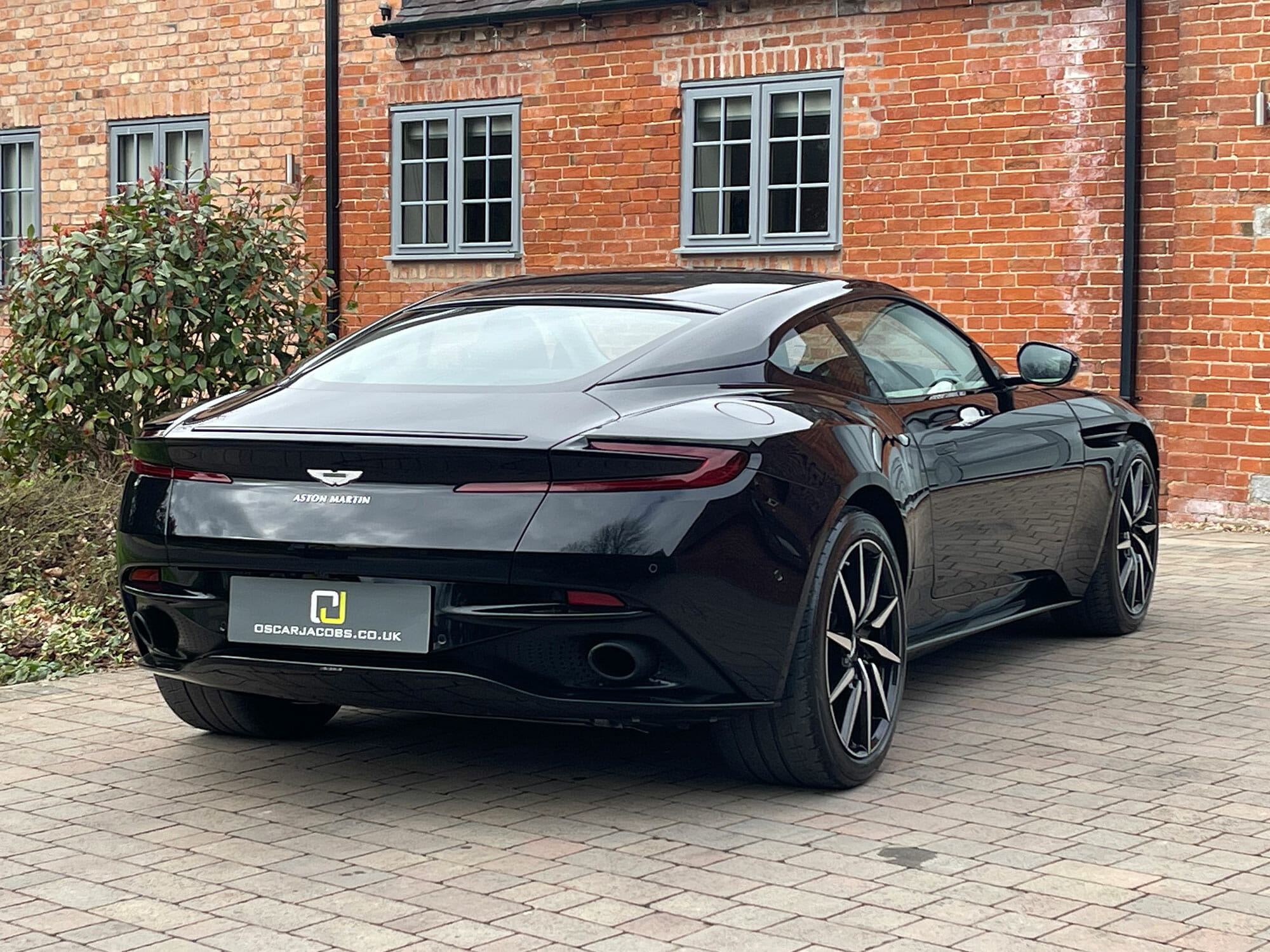 Aston Martin DB11 Coupe 2021 (21) - Oscar Jacobs