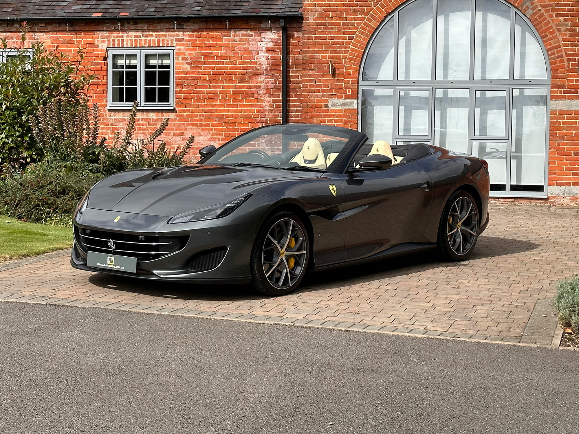 FERRARI PORTOFINO 2019 - Oscar Jacobs