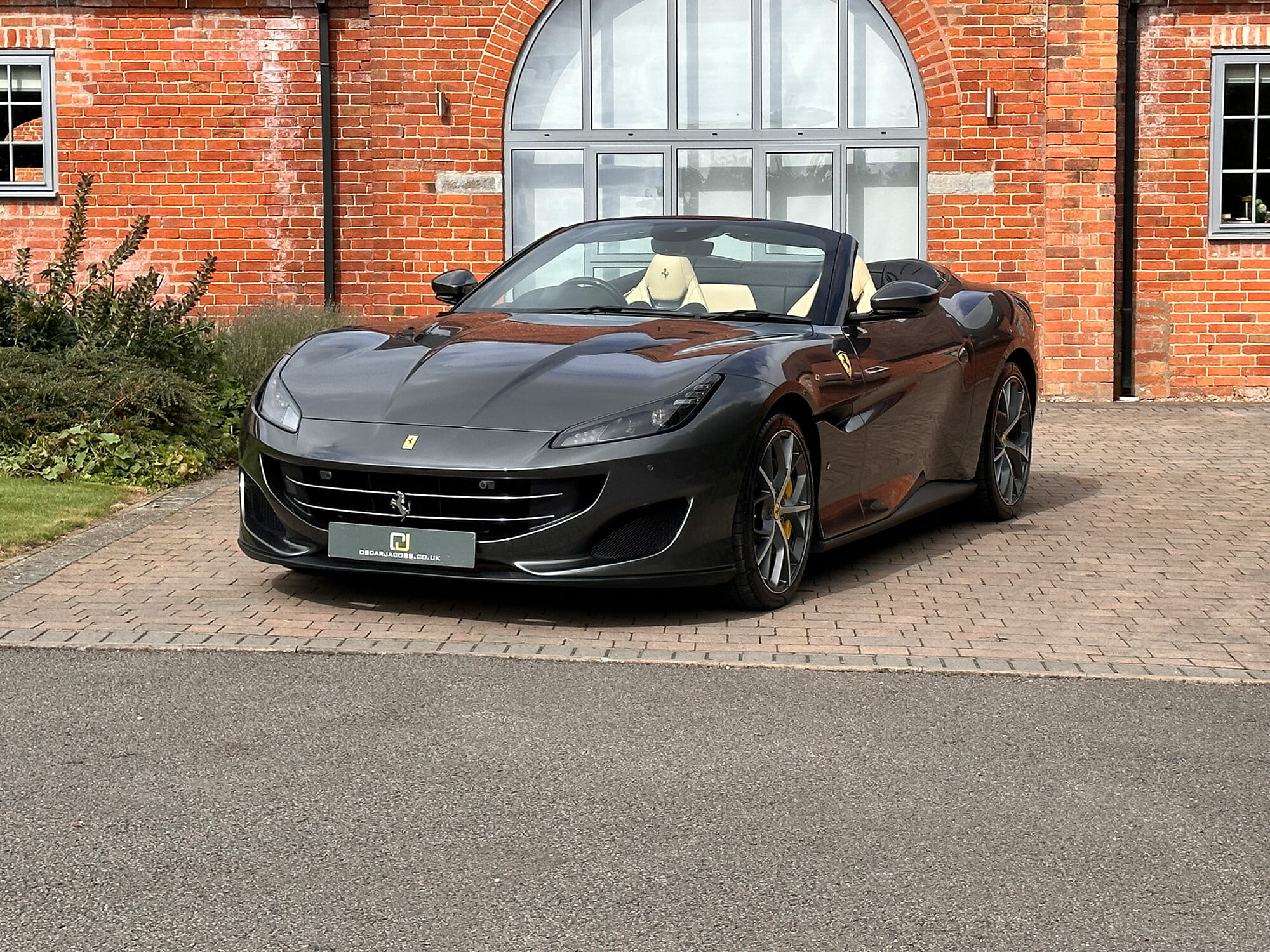 FERRARI PORTOFINO 2019 - Oscar Jacobs